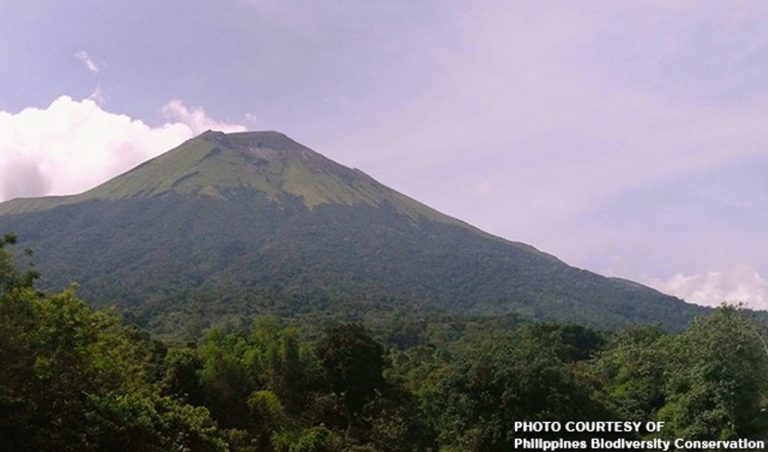 PHIVOLCS: Vulkan Kanlaon stößt Asche aus, Alarmstufe 2 immer noch aktiv ...